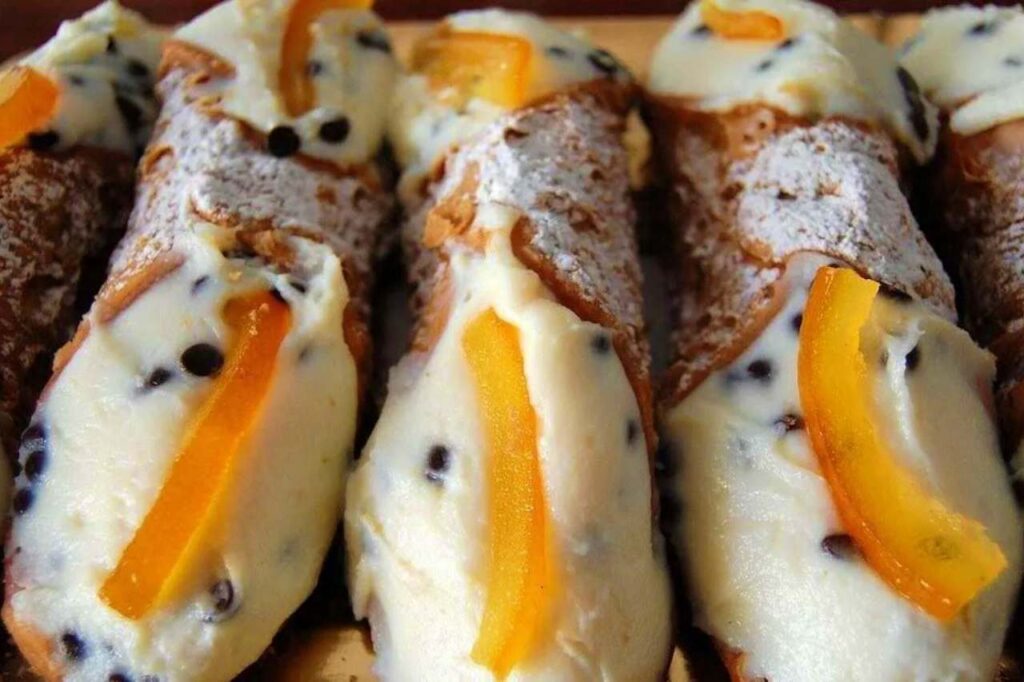 Il cannolo più buono d’Italia si mangia in Sicilia: incredibile, pesa ...